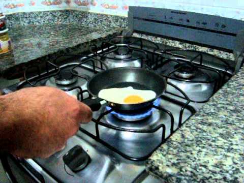 Veja como fazer o ovo frito perfeito em 3 técnicas super práticas