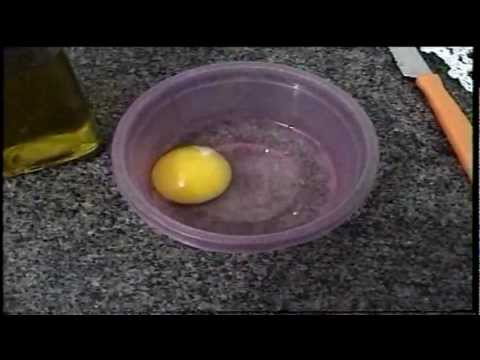 Veja como fazer o ovo frito perfeito em 3 técnicas super práticas