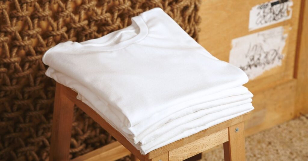 Como clarear roupa branca: dicas caseiras para amarelados e encardidos