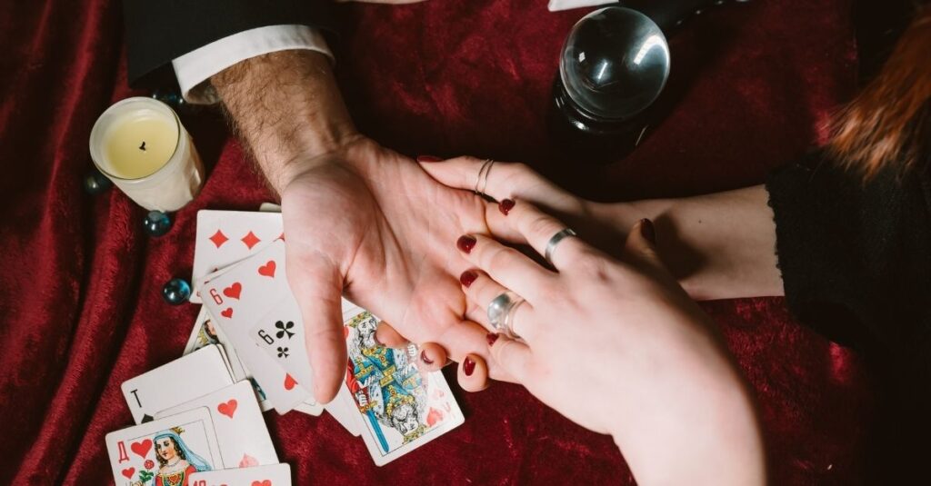 Como escolher uma cartomante para ler seu futuro?