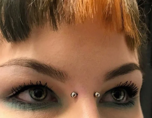 Piercing bridge: saiba como cuidar e veja modelos inspiradores