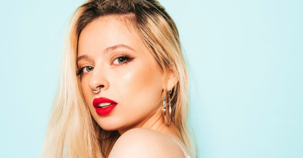 Piercing bridge: saiba como cuidar e veja modelos inspiradores