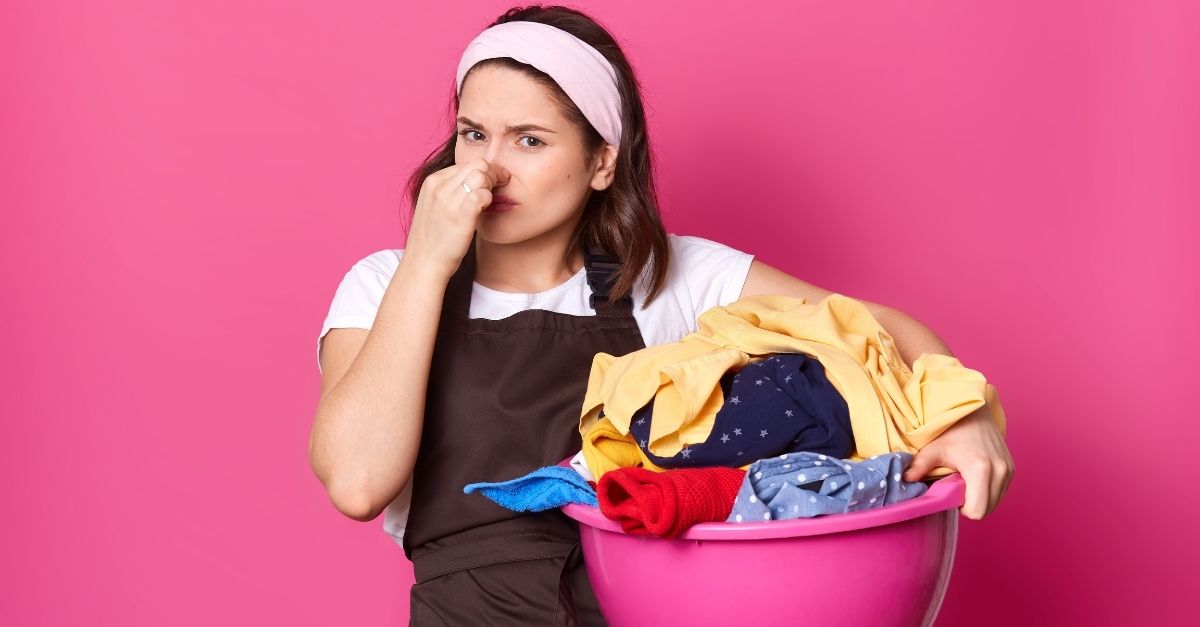 Roupa que ficou com cheiro ruim depois de lavada: por que acontece e ...
