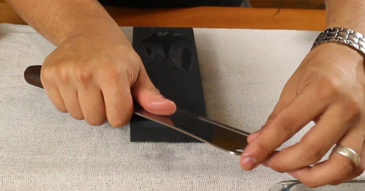 Como Afiar Faca de Forma Caseira: 4 jeitos simples e QUE FUNCIONAM