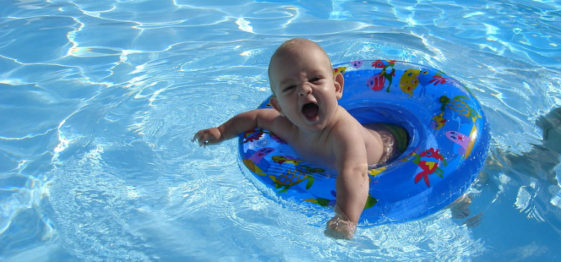 Bebê surpreende em piscina em incrível vídeo