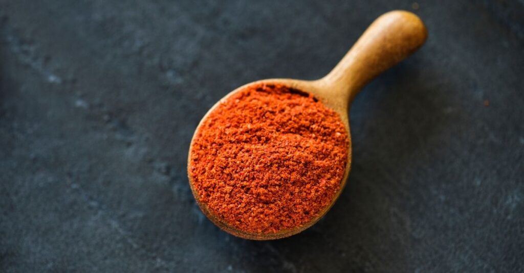 Páprica e colorau: diferenças, benefícios e como usar nas receitas