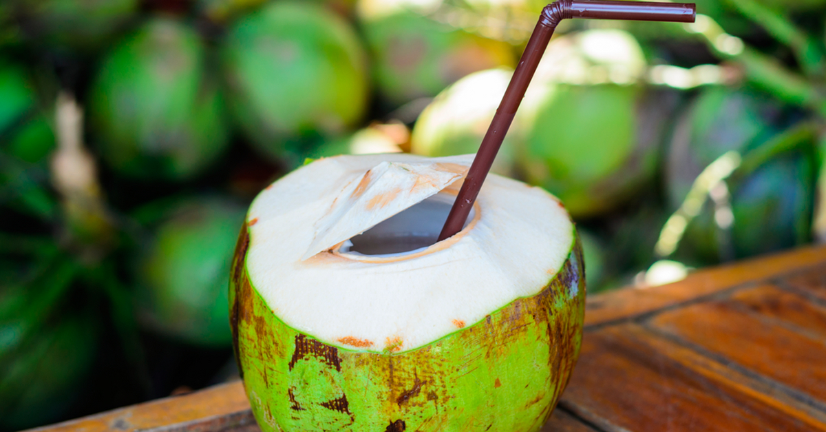 6 Benefícios da água de coco para a saúde