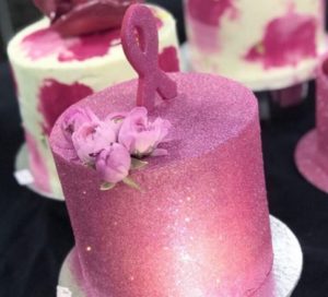 Aprenda a fazer Glow Cake: o bolo com glitter
