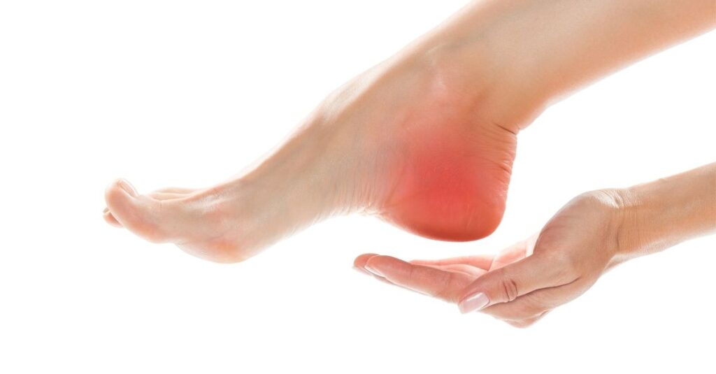 Dor no calcanhar: saiba o que pode ser e como aliviar