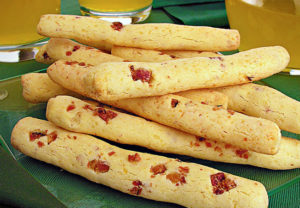 Receitas de chipa para servir no café: 2 salgadas e 1 com goiabada