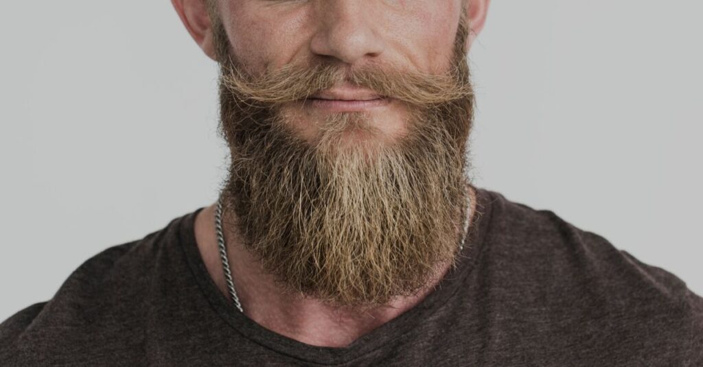 Barba descolorida: como fazer em casa passo a passo