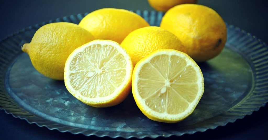 Dicas para escolher os melhores limões e laranjas da feira