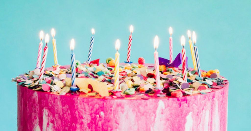 Aprenda a fazer Glow Cake: o bolo com glitter