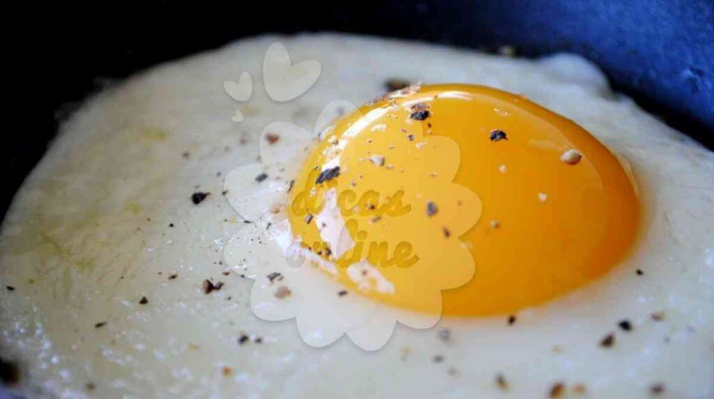 Veja como fazer o ovo frito perfeito em 3 técnicas super práticas