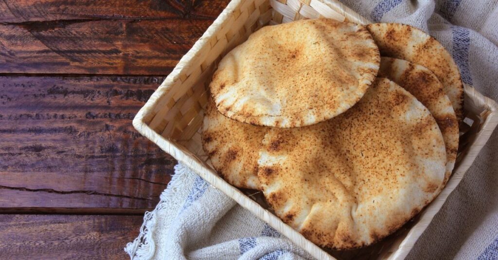 Pão árabe: como fazer o pão e receitas de sanduíches