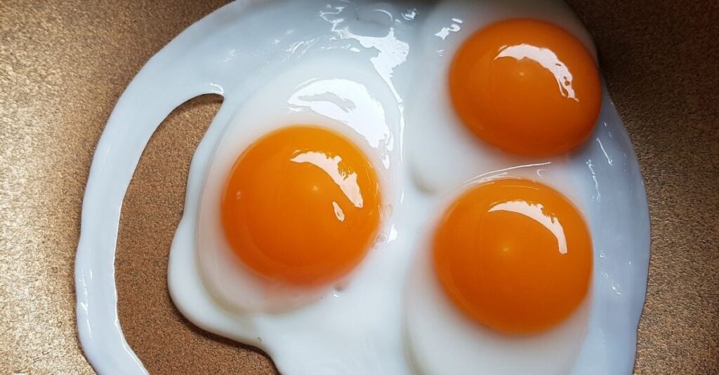 Como fritar ovo na água: 3 receitas muito fáceis e mais saudáveis