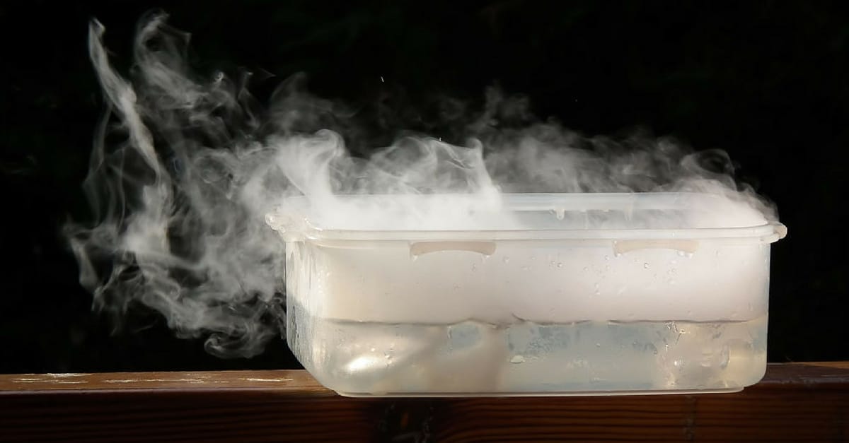 Você sabe o que é o gelo seco e se pode fazê-lo em casa?