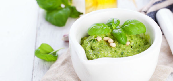 12 Benefícios do manjericão para a saúde e como usá-lo