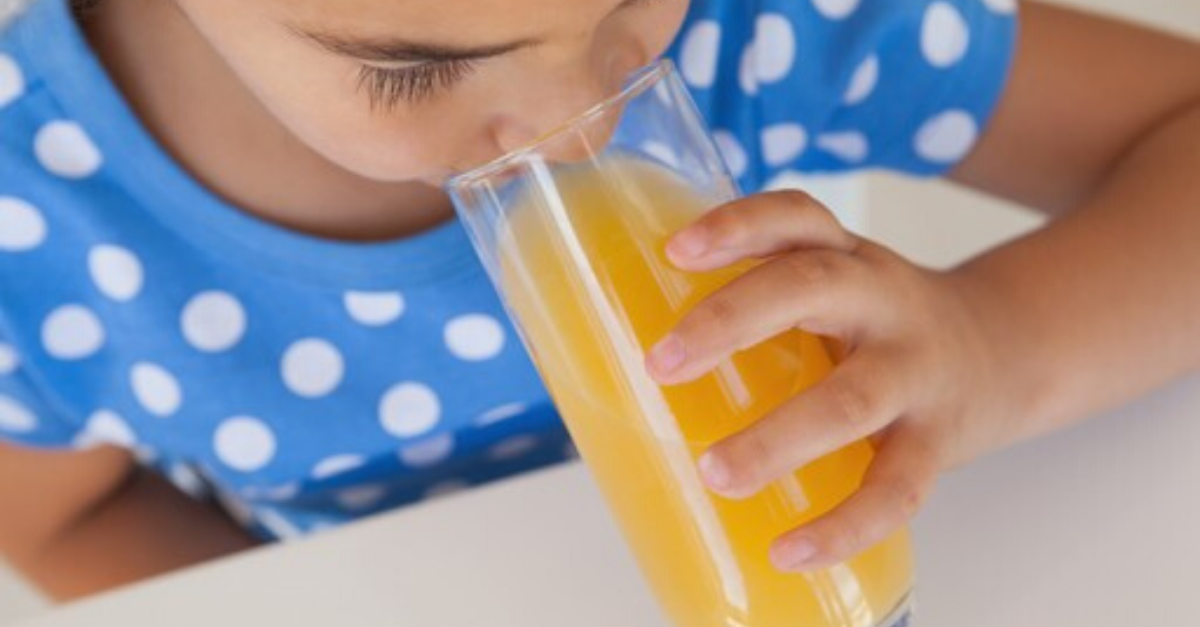 Beber muito suco pode piorar a saúde das crianças
