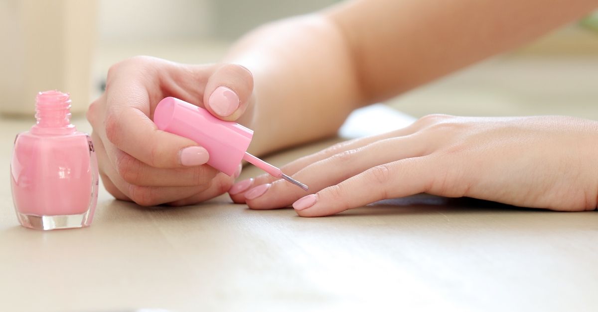 Fazer as unhas em casa: dicas de materiais e passo a passo
