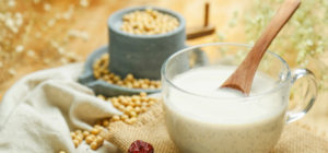 Leite de soja: 7 benefícios e como fazer