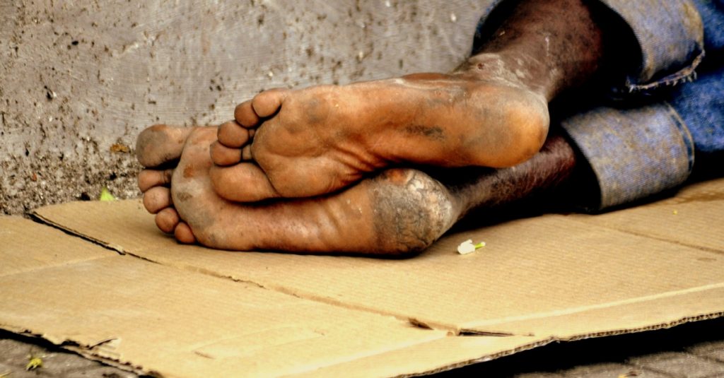 Gesto comovente de mendigo emociona nas redes sociais