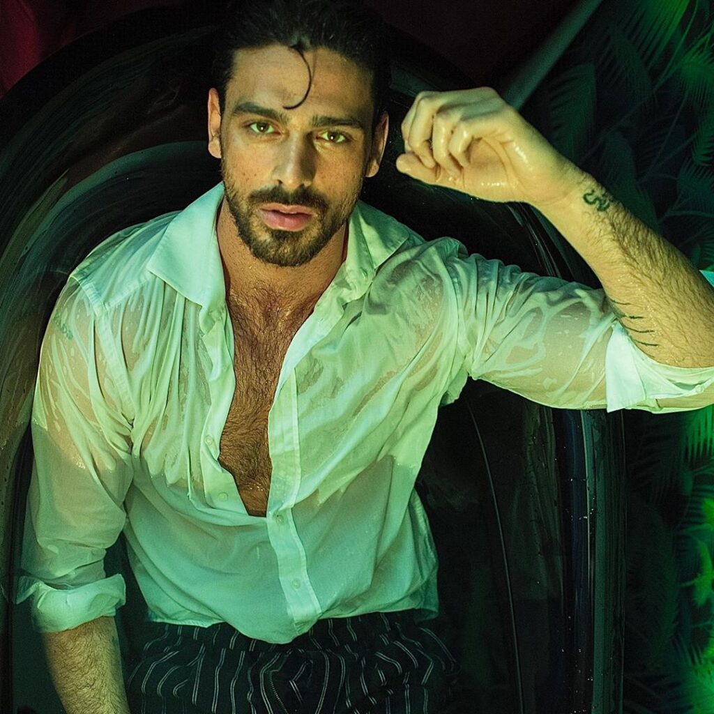 Conheça Michele Morrone, o protagonista do filme mais quente da Netflix