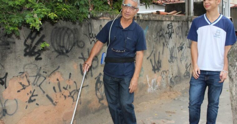 Estudante cria óculos para cegos com funções que facilitam a vida