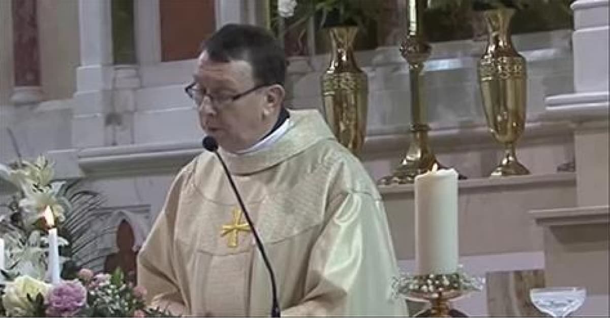 Padre encanta todo o mundo com sua voz divina