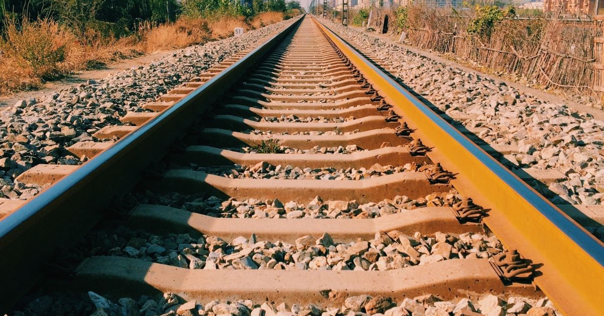 Por que se colocam pedras nos trilhos do trem?
