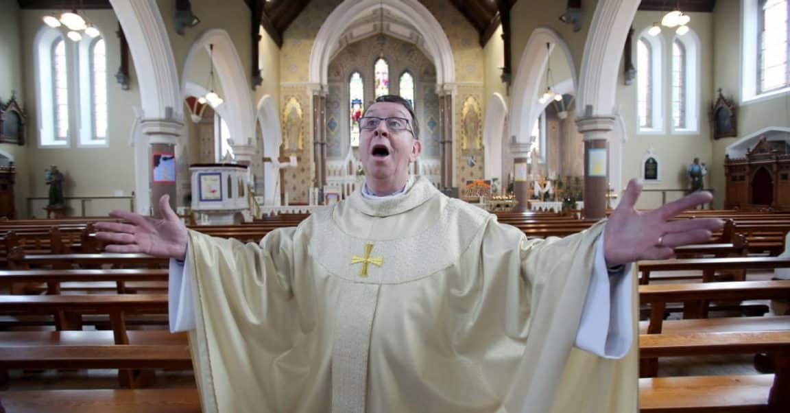 Padre encanta todo o mundo com sua voz divina