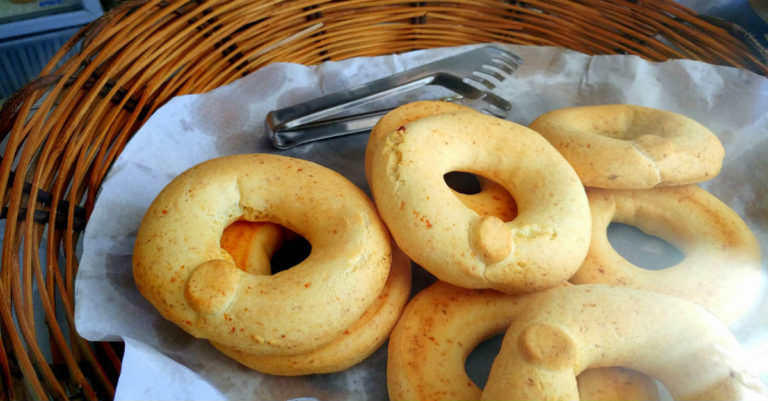 Receitas de chipa para servir no café: 2 salgadas e 1 com goiabada