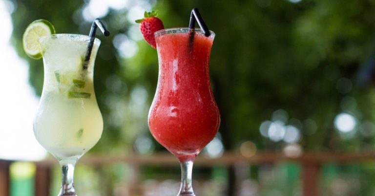 Receitas de caipirinha de morango deliciosas