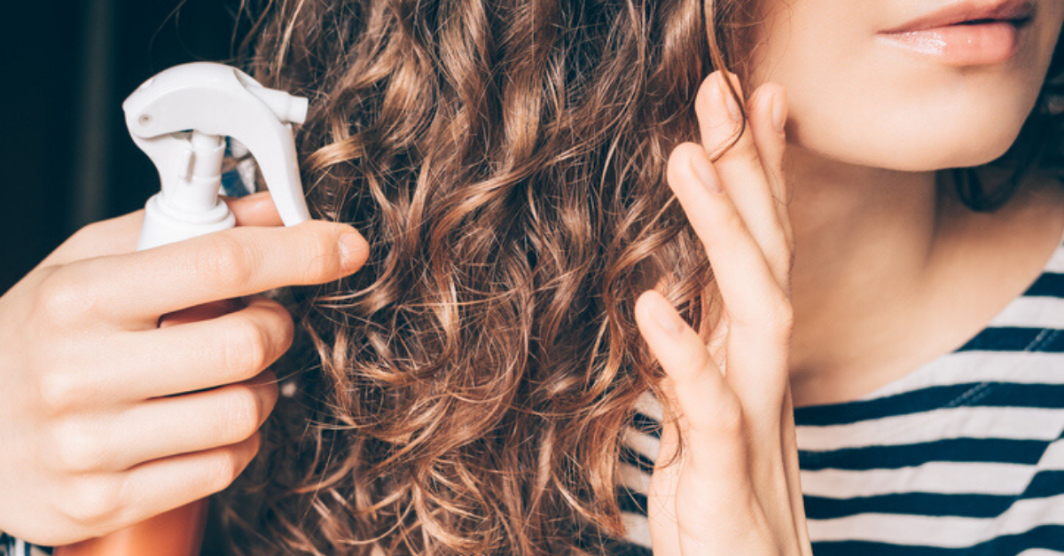 Spray fixador de cachos caseiro: veja 4 receitas e como usar