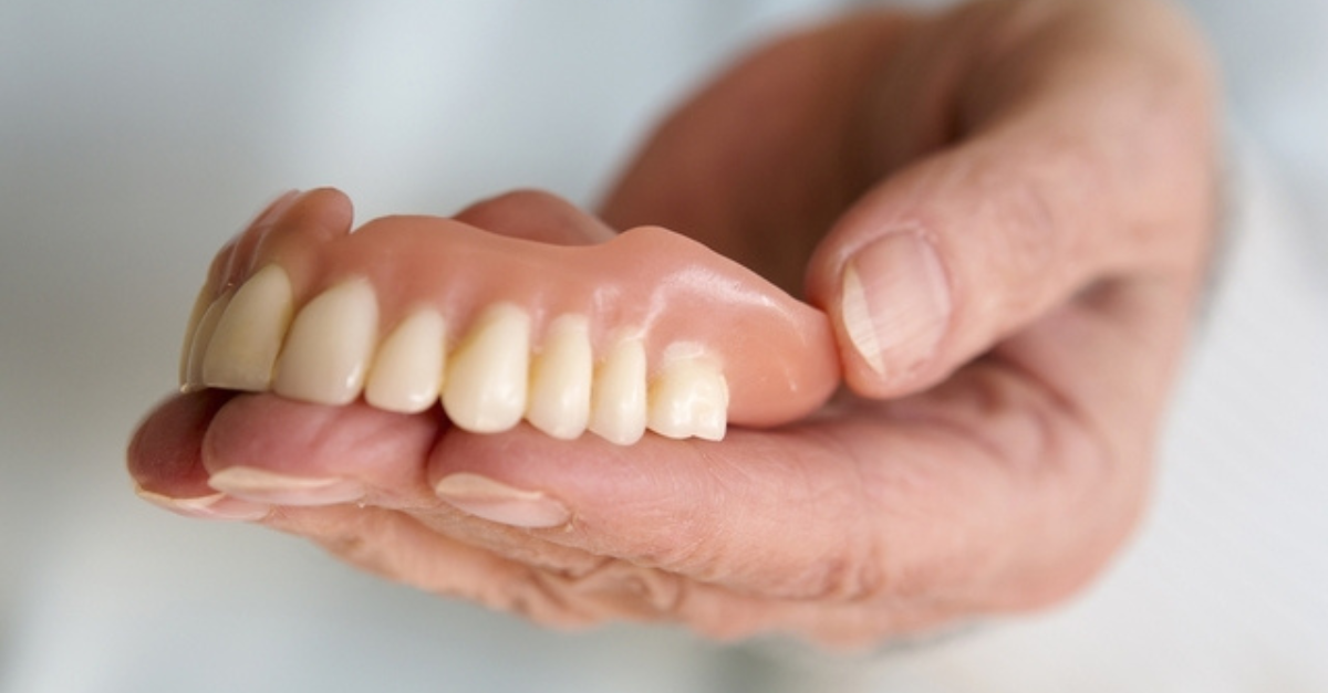 Prótese dentária móvel, semifixa ou fixa: vantagens e desvantagens de ...