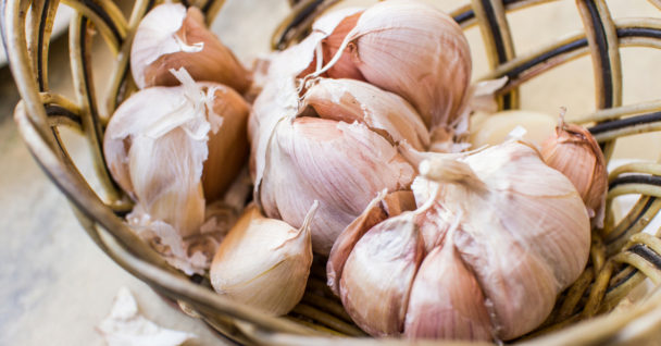 Para que serve e como preparar o chá de alho?