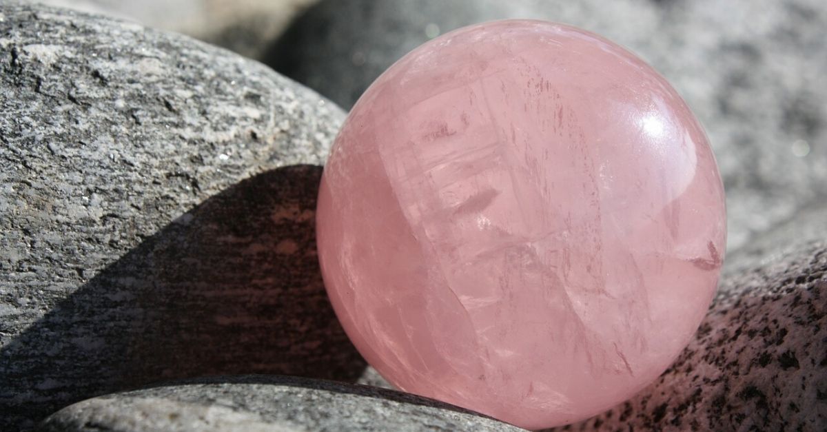 Pedra quartzo rosa: conheça seus significados e como comprar