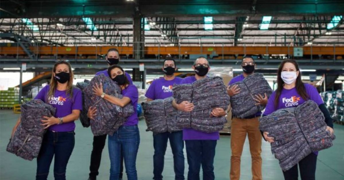 FedEx transforma uniformes antigos em cobertores para doar