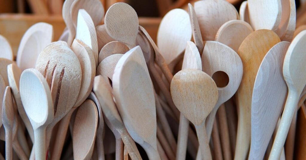 Utilidades da colher de pau que muita gente não sabe