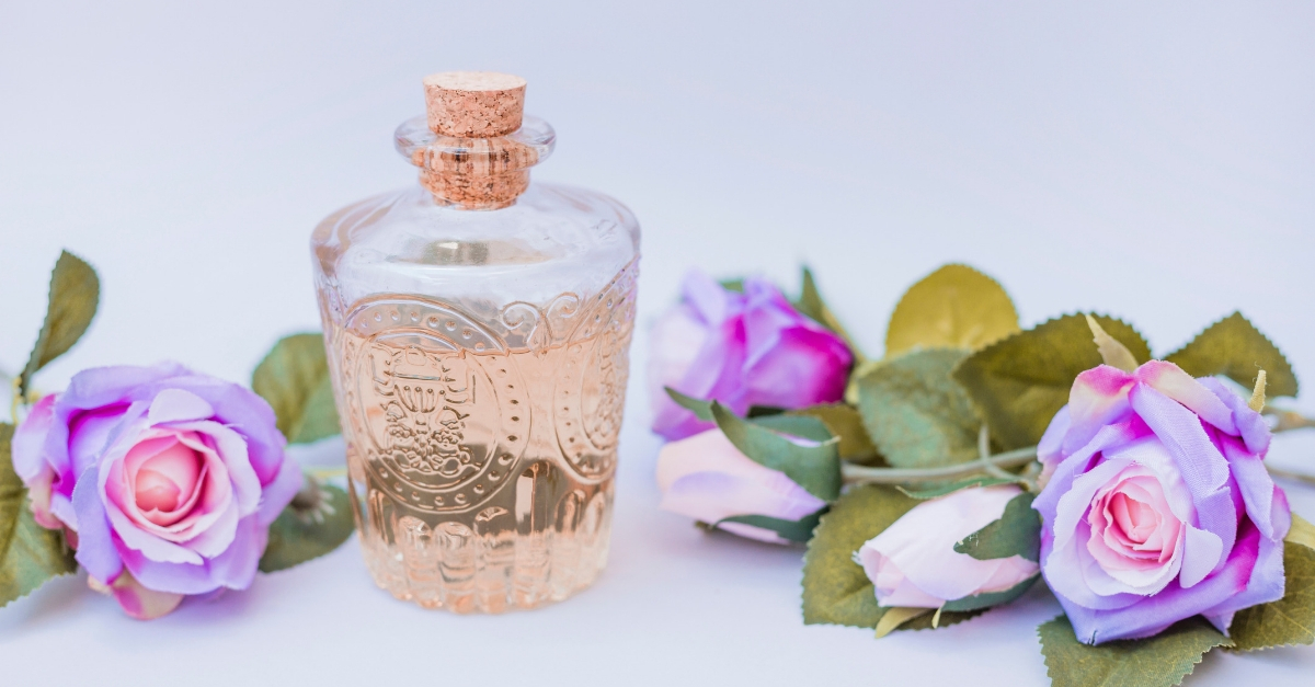 Conheça os benefícios e como fazer água de rosas