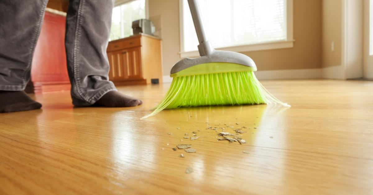 5 Cuidados na hora de varrer para não espalhar vírus e bactérias