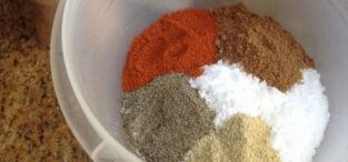 5 Receitas de sal temperado caseiro para incrementar os pratos